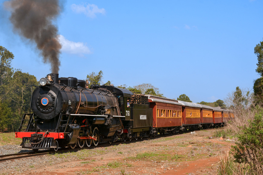 Locomotiva a vapor percorre trajeto repleto de história